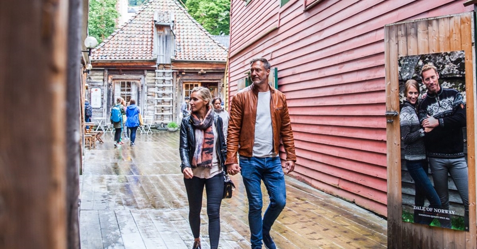 Entdecken Sie das Wikingerdorf Njardarheimr in Gudvangen - visitBergen.com