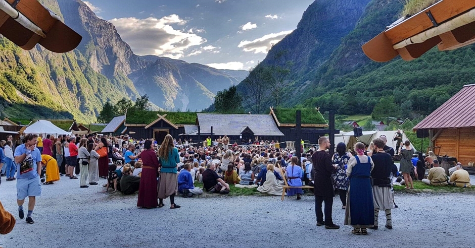 Entdecken Sie das Wikingerdorf Njardarheimr in Gudvangen - visitBergen.com